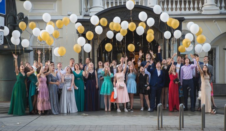 Step-by-Step Guide on How to Plan for Prom | HolidayKeepers